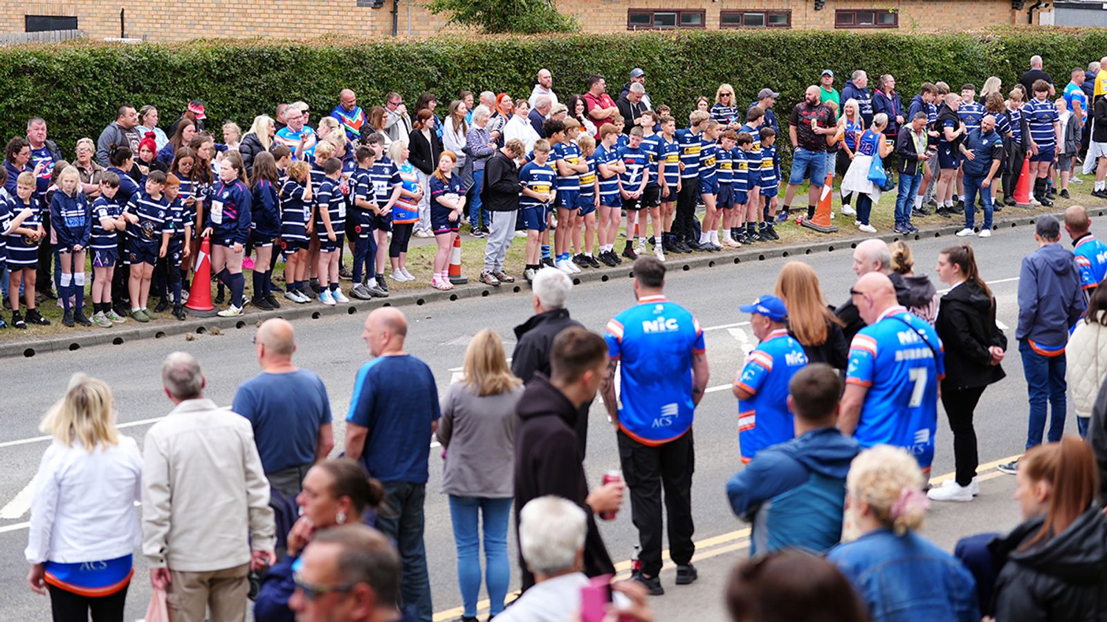 Rob Burrow: Thousands pay final respects to Leeds Rhinos legend on ...