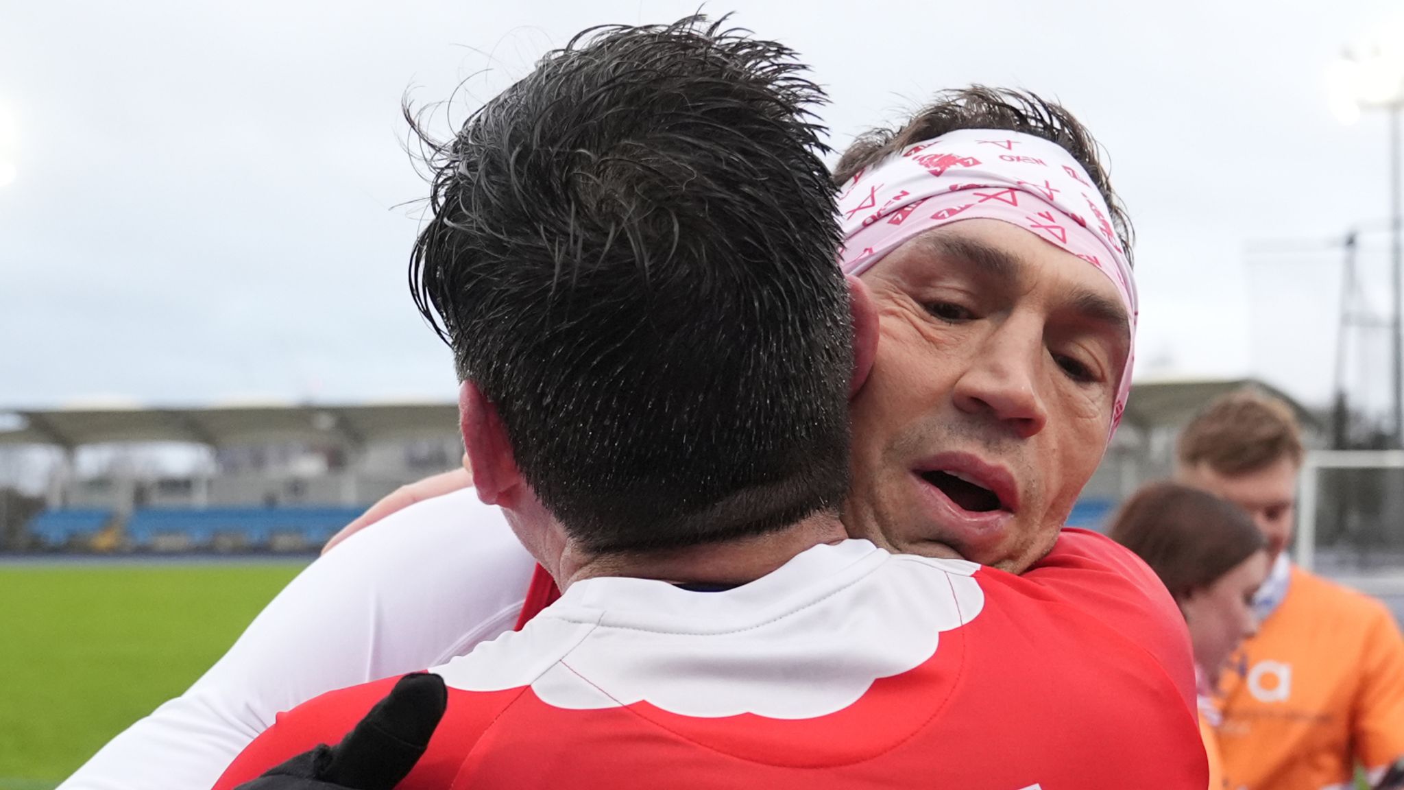 Kevin Sinfield defies injury to complete latest MND charity challenge ...