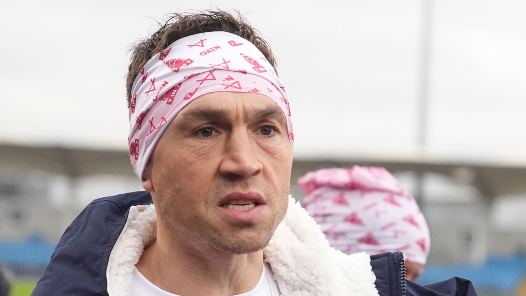 Kevin Sinfield defies injury to complete latest MND charity challenge ...
