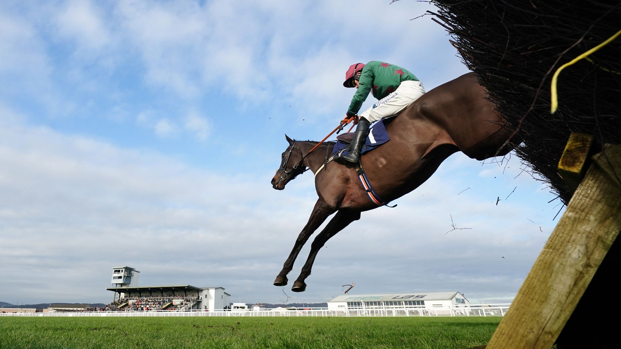 Ffos Las: Handstands always in control for Towton Novices' Chase ...