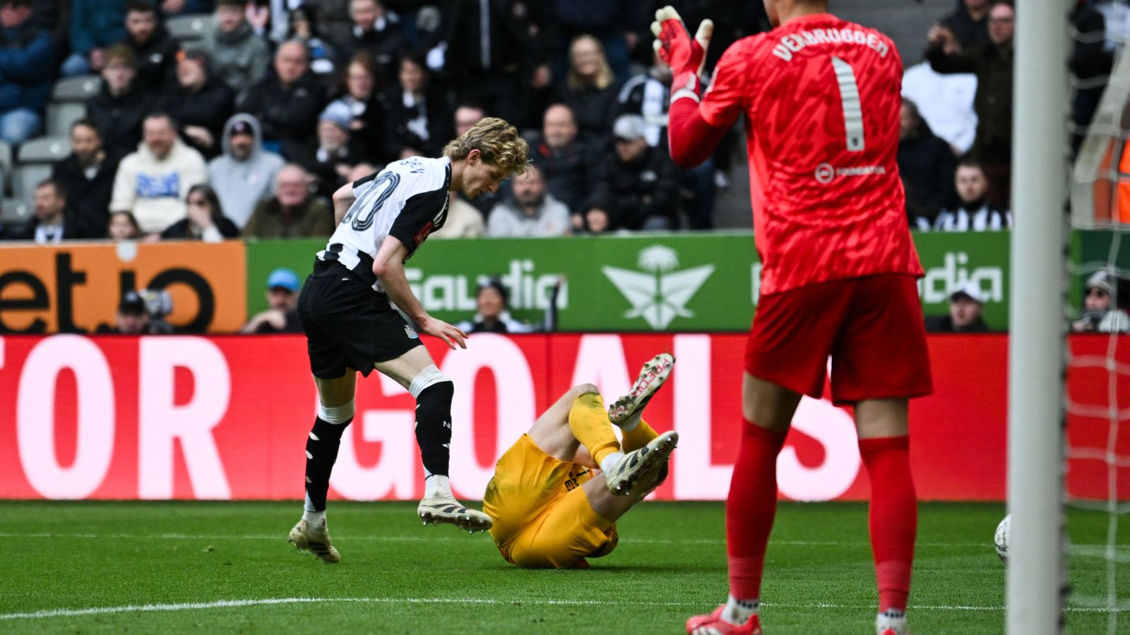 Anthony Gordon: Newcastle weigh up red-card appeal with winger set to ...