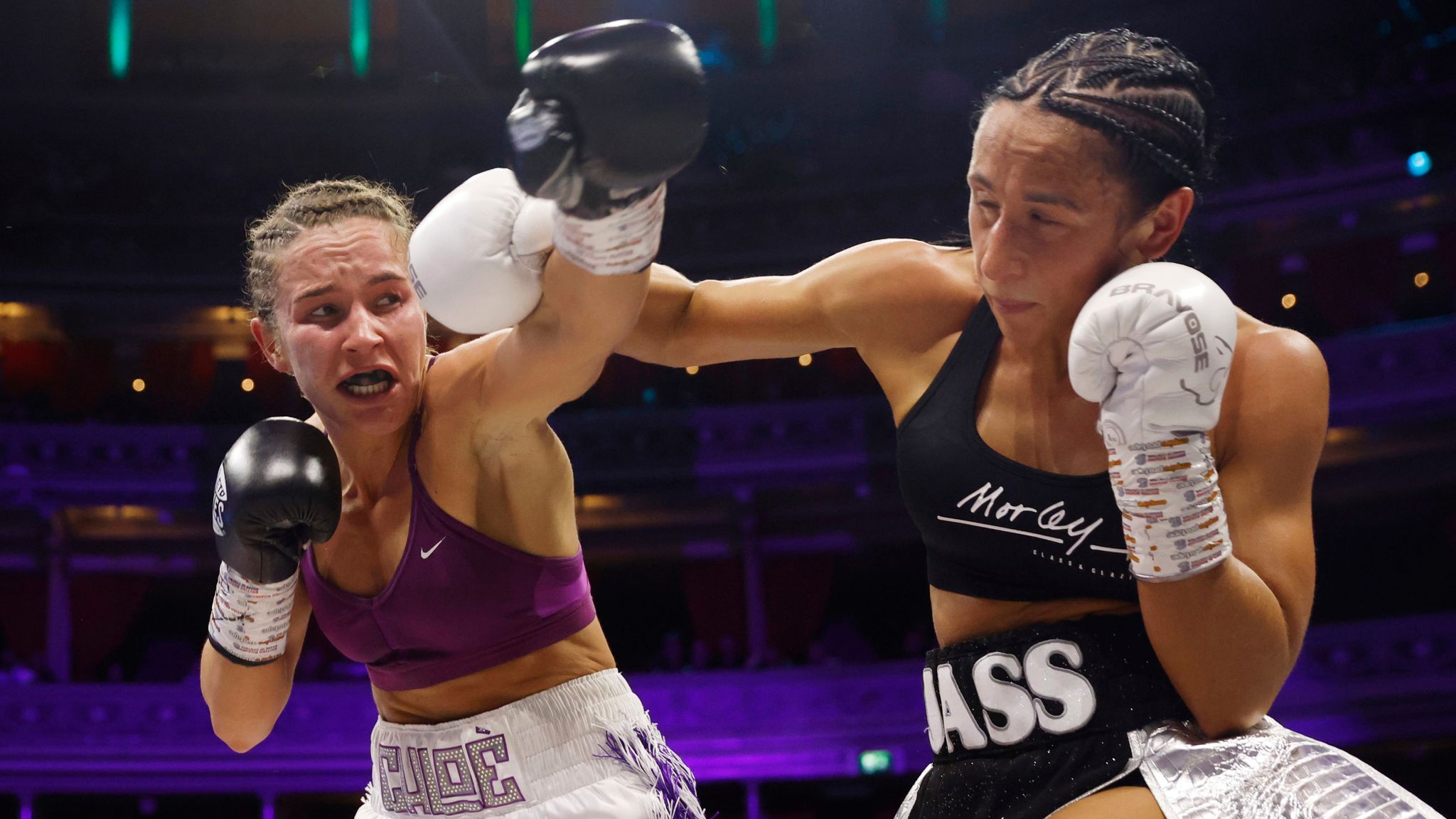 Karriss Artingstall drops Raven Chapman to win first British women's featherweight championship ...