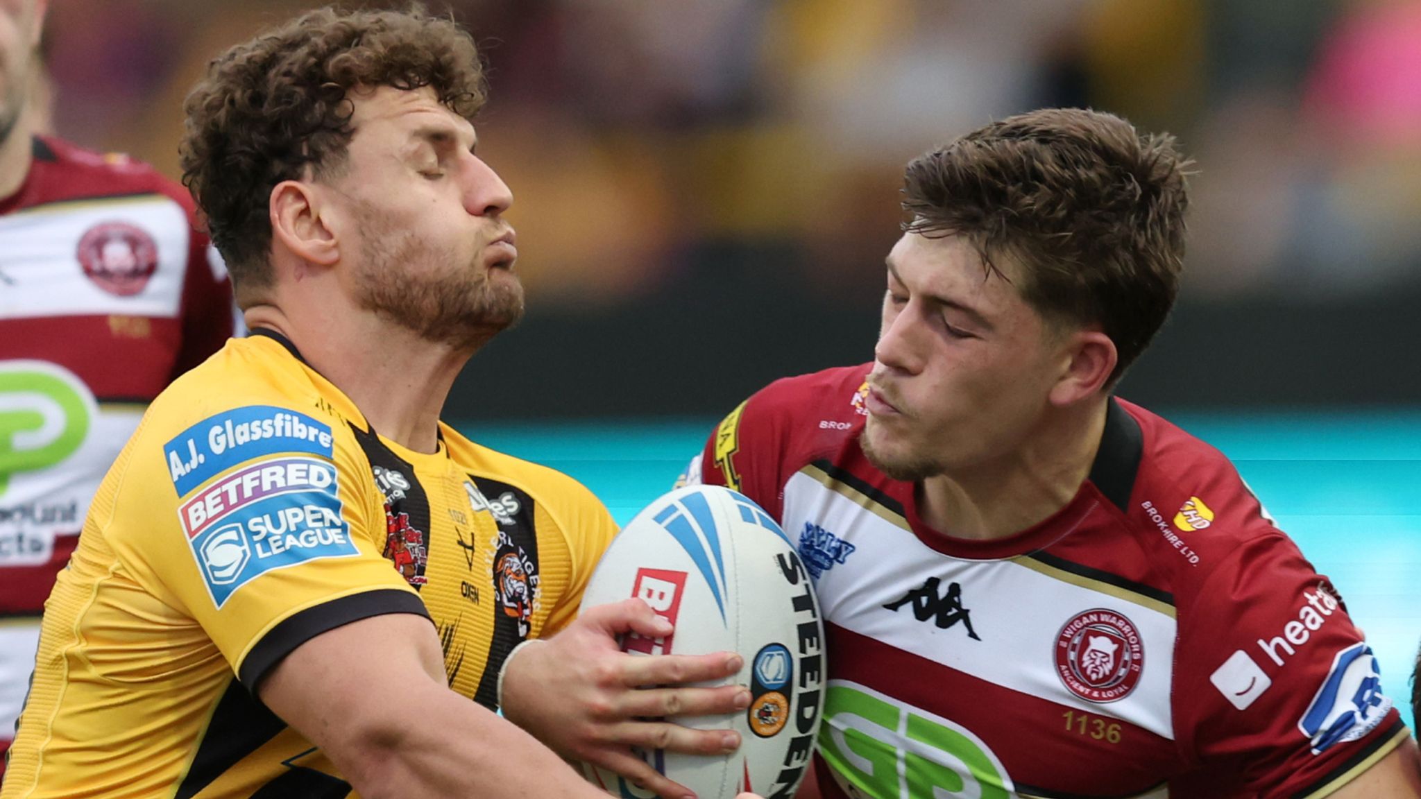 Super League: Wigan Warriors snatch late win over Castleford Tigers ...