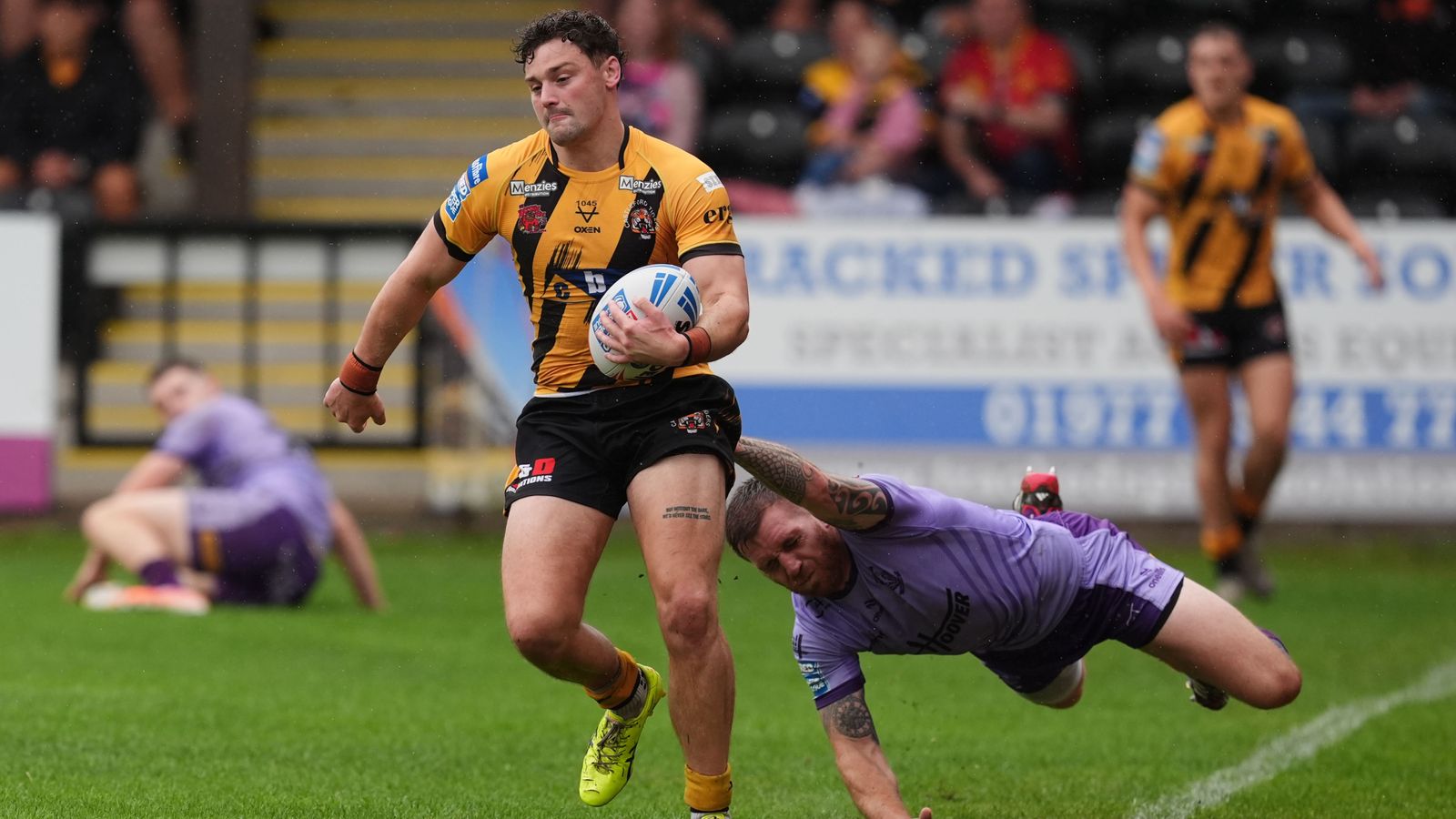 Super League: Castleford snap losing run to dent Warrington's play-off ...