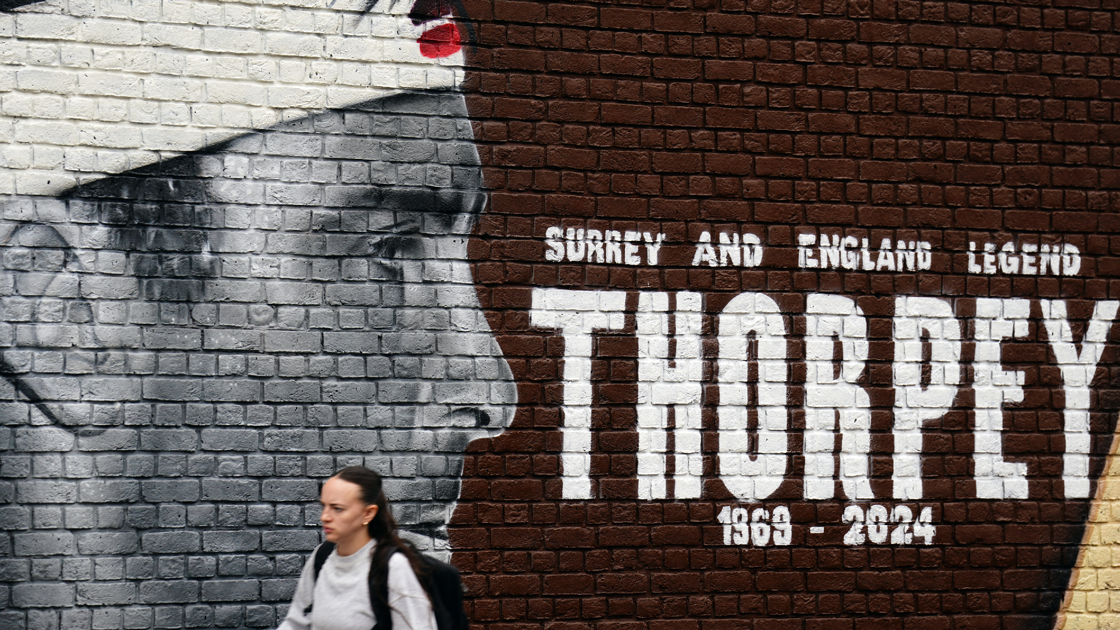 Graham Thorpe: Oval pays tribute to late England batter; headbands sold to raise money for ...