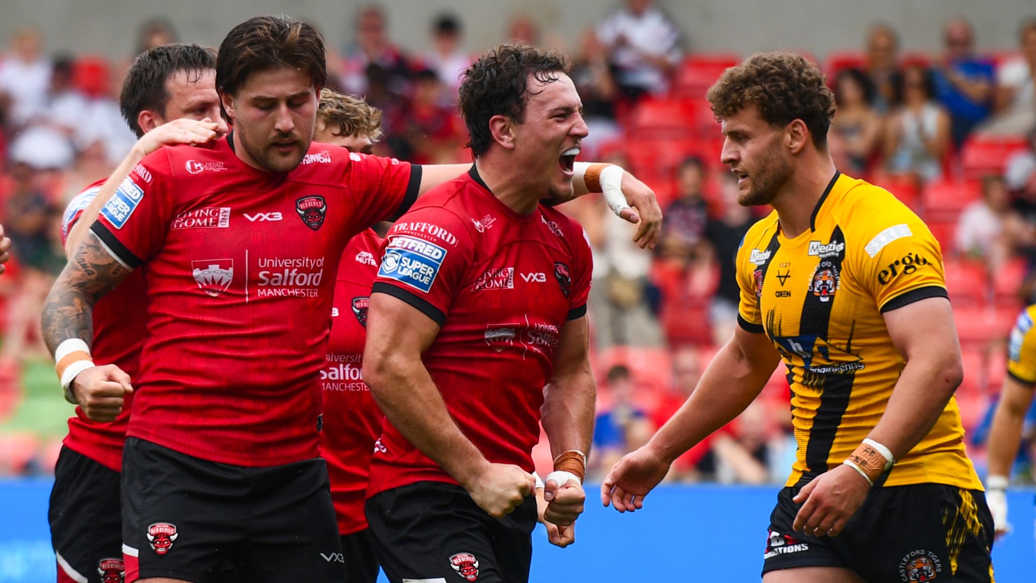 Salford Red Devils 26-22 Castleford Tigers: Chris Hankinson's 10-point ...