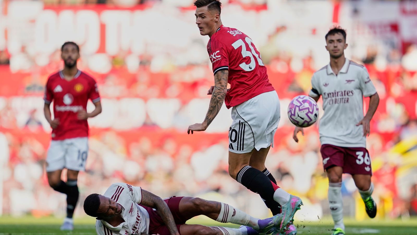 Manchester United vs Arsenal LIVE! Premier League score, match updates ...
