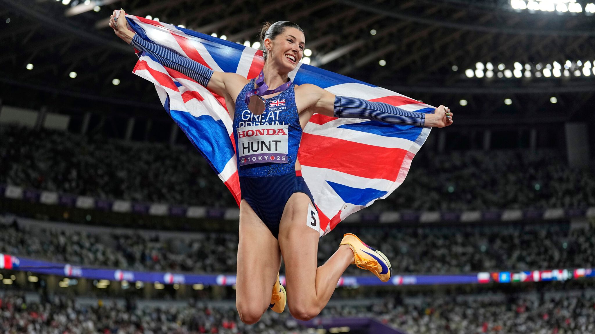 World Athletics Championships: Amy Hunt takes silver in women's 200 ...