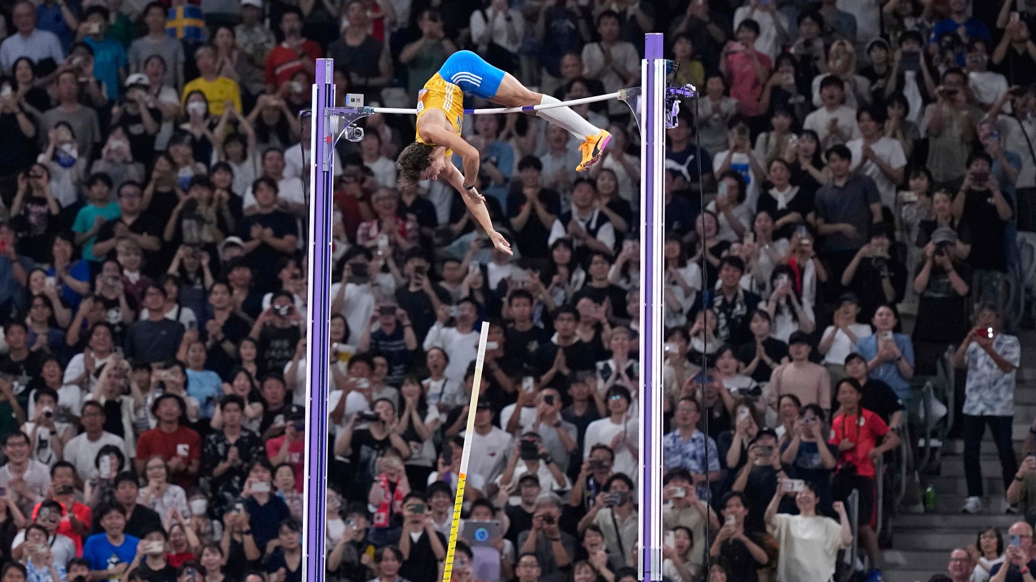 Armand Duplantis breaks pole vault record world for 14th time at World ...