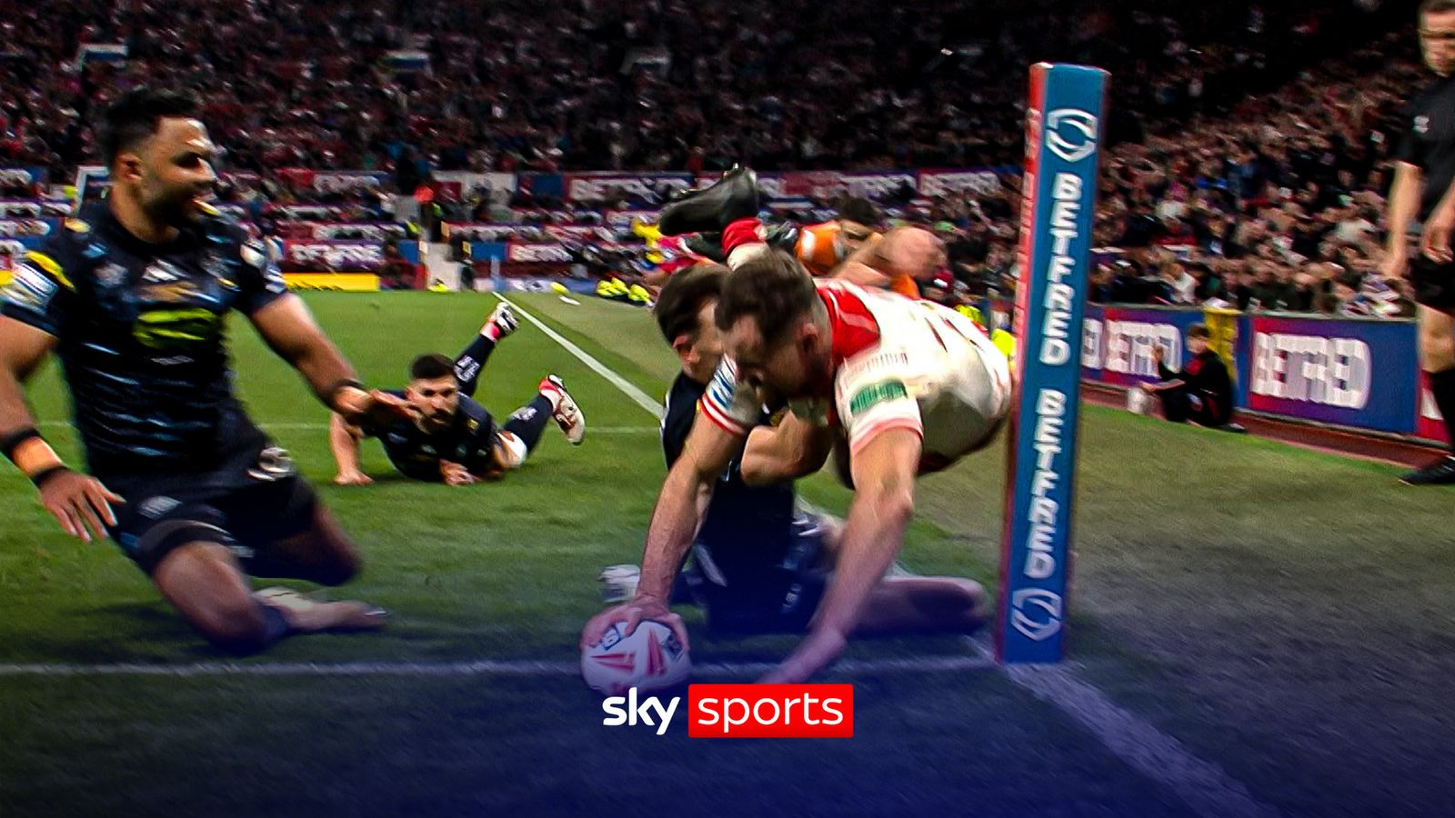 Super League Grand Final | Joe Burgess flies over in the corner for ...