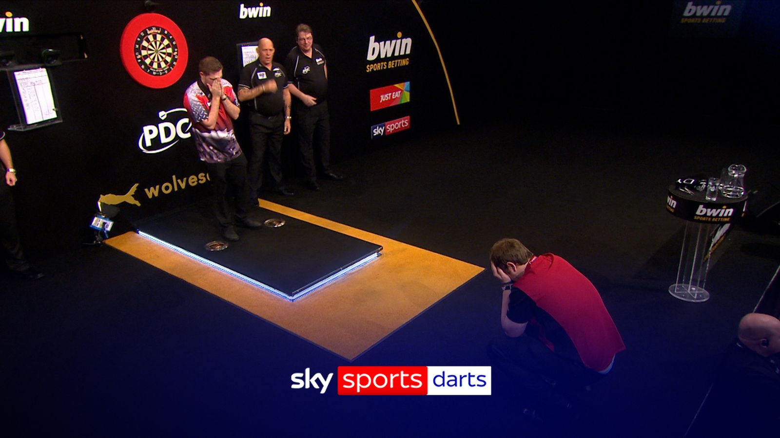Grand Slam of Darts: Berry van Peer fights dartitis in dramatic win ...