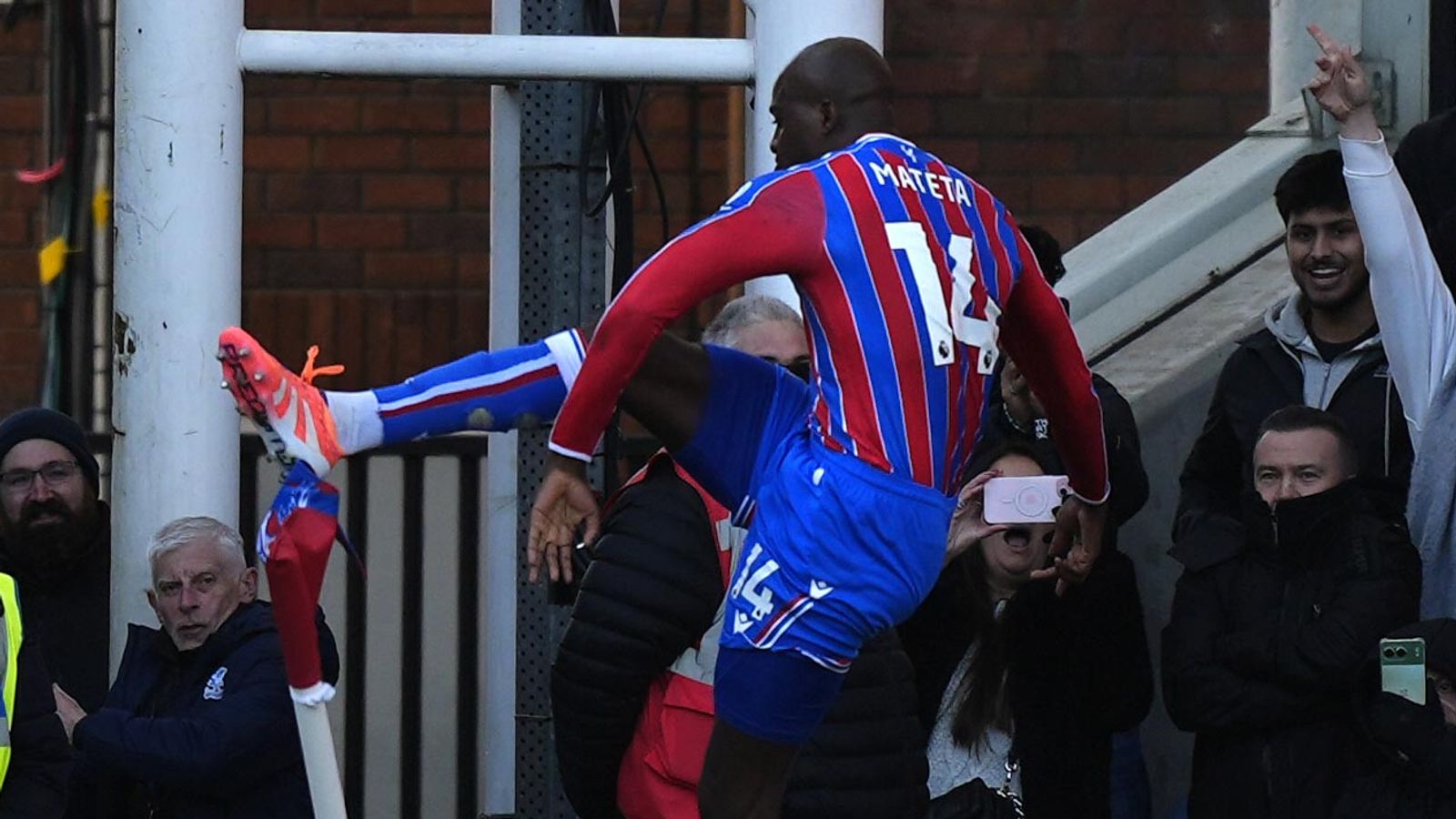 Crystal Palace vs Man Utd LIVE! Premier League match updates, news ...