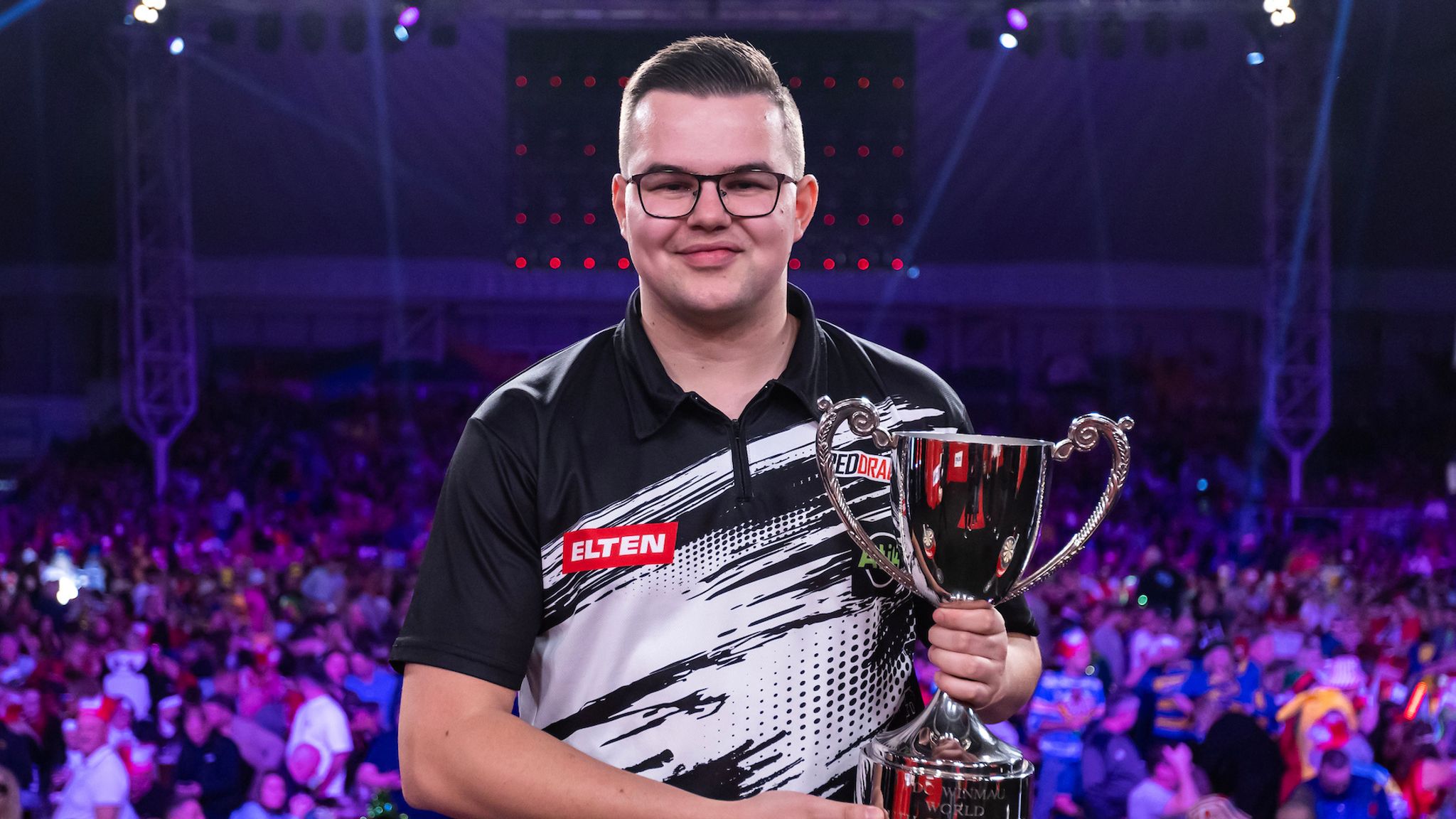 Beau Greaves beaten by Gian van Veen as he successfully defends his ...