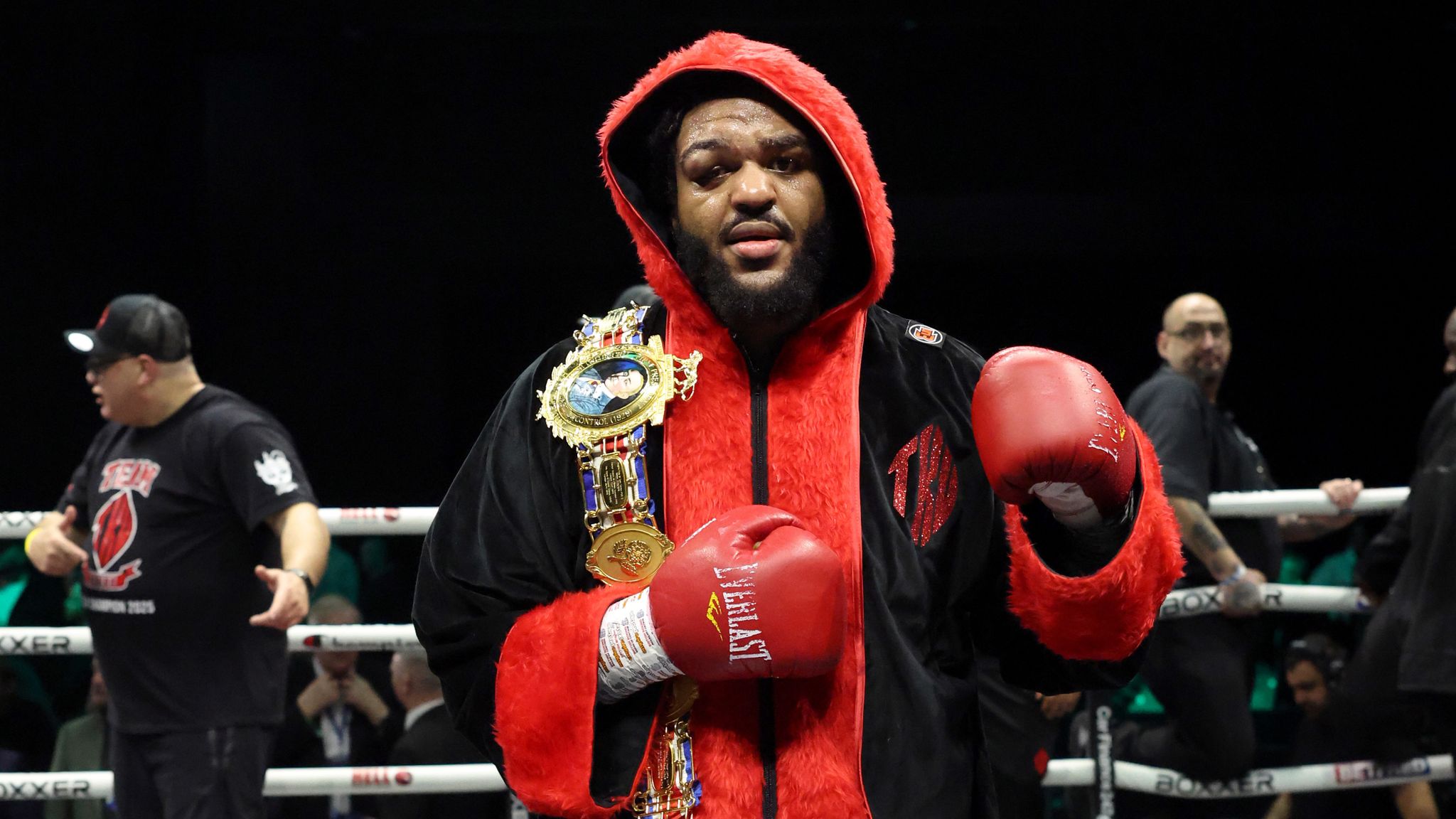 Jeamie TKV defeats Frazer Clarke via split decision to claim vacant ...