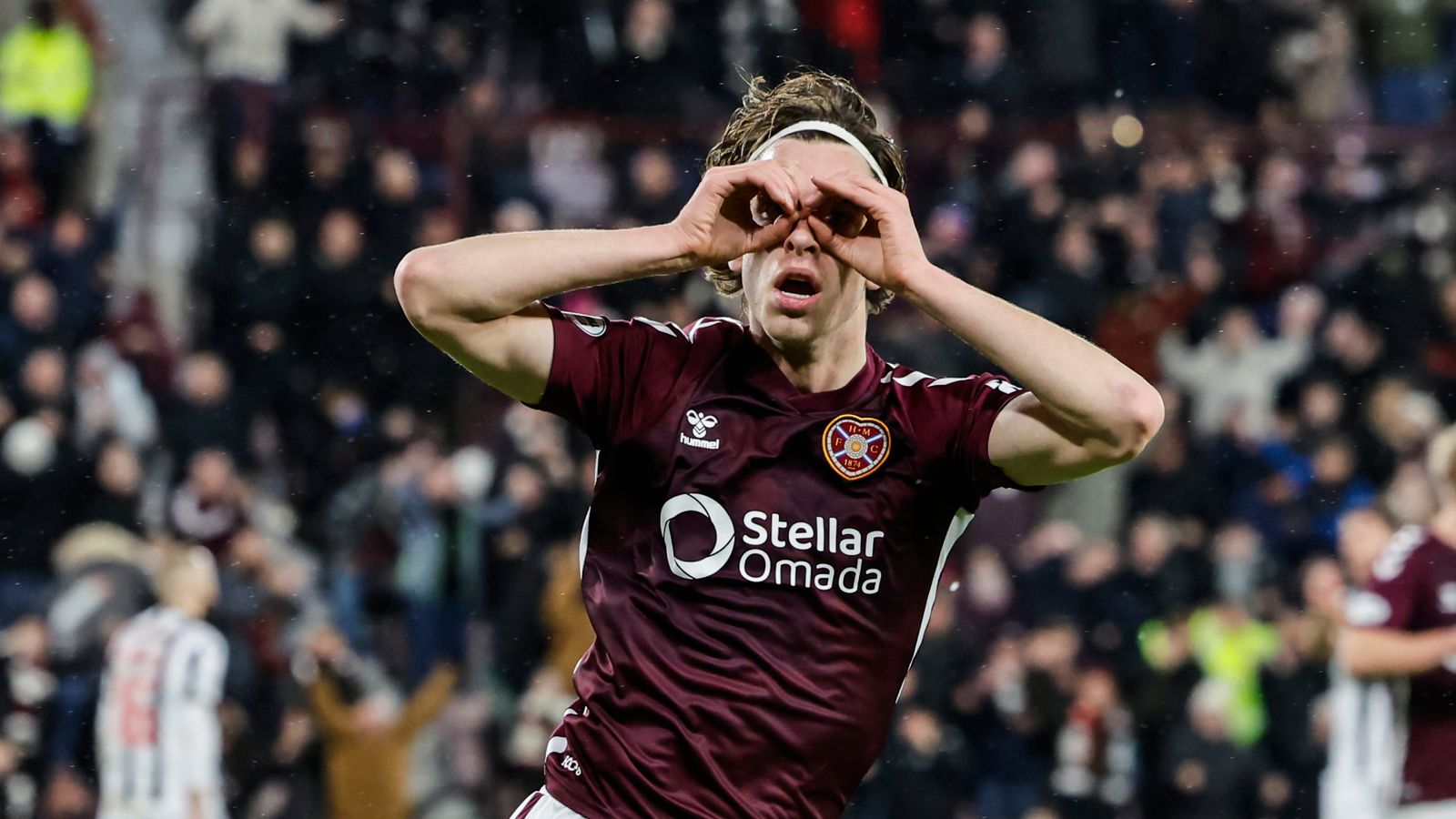 Hearts 2-0 St Mirren: League leaders survive early Beni Baningime red ...