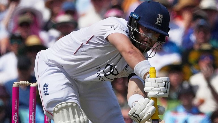 Cameron Menzies vs Charlie Manby: Menzies smashes fist into water table ...