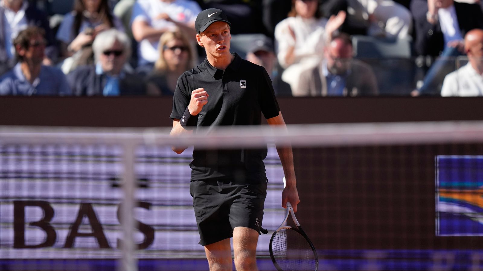 Italian Open: Iga Swiatek breezes past Naomi Osaka as Jannik Sinner ...