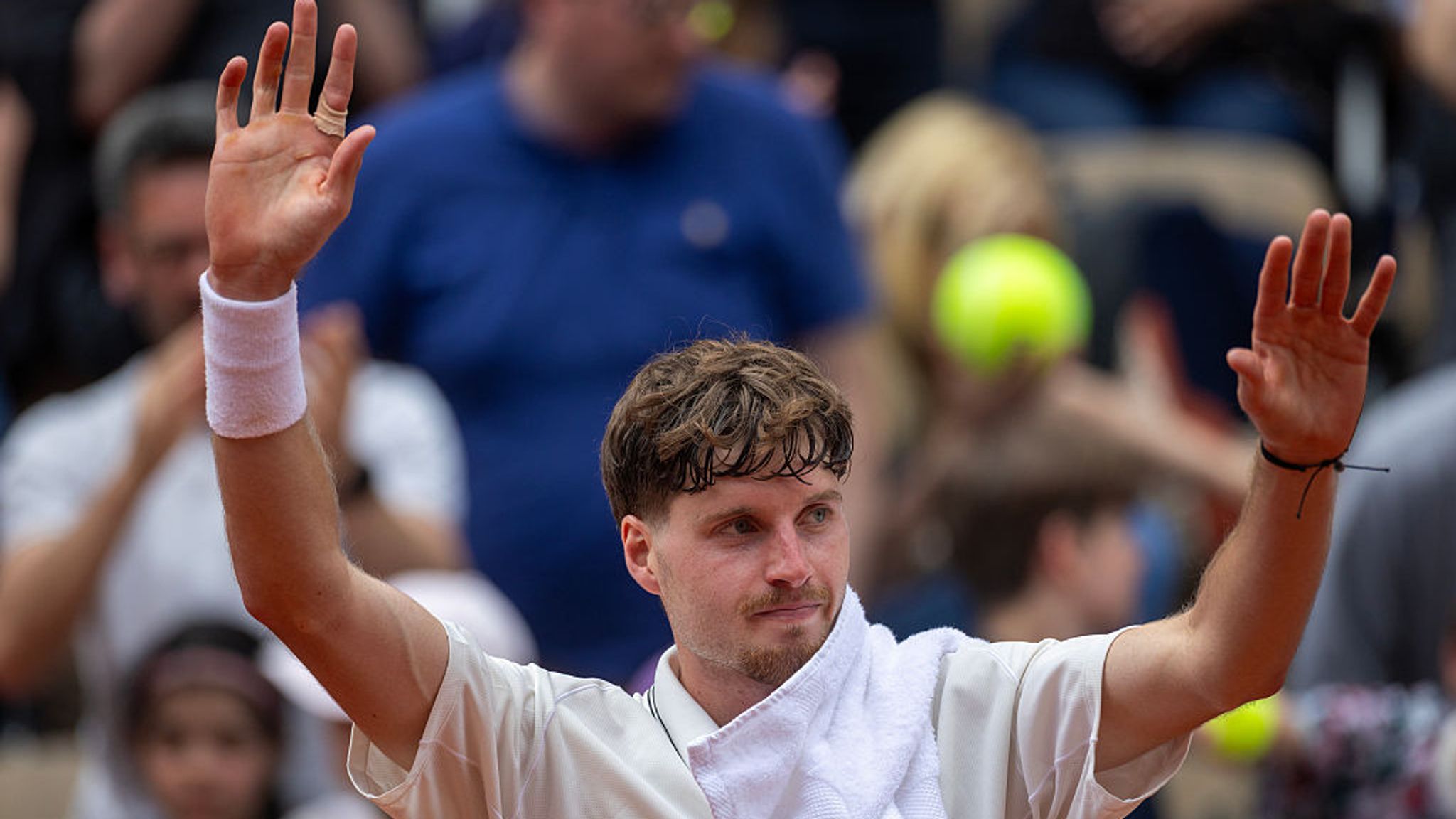 Who is British qualifier Toby Samuel? Tricky start for Emma Raducanu ...